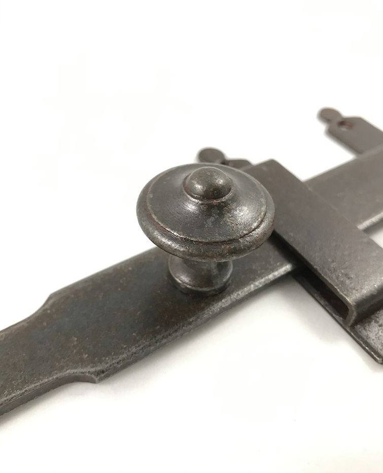 Een grendel, slot voor op de poort, valslot, smeedijzer