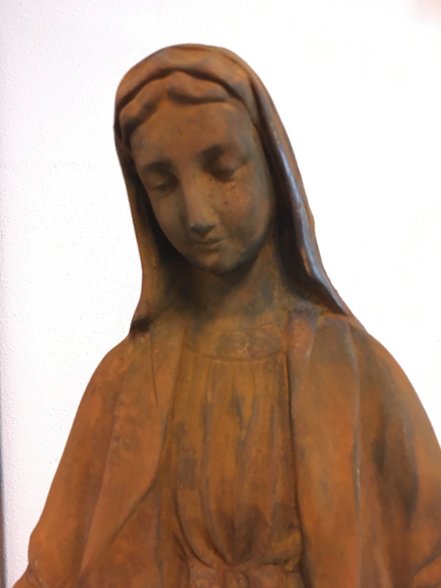 Moeder Maria, kerkelijk beeld, groot op sokkel, steen, oxide ...