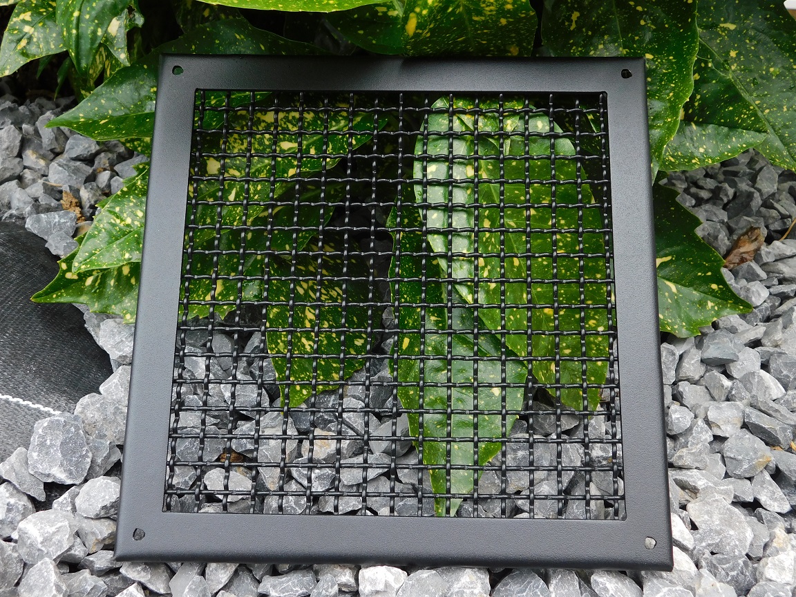 Groot vierkant ventilatierooster met massief (grof) gaas, mat zwart ...