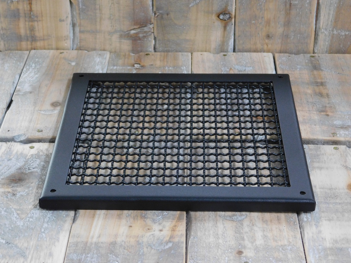 Groot vierkant ventilatierooster met massief (grof) gaas, mat zwart ...