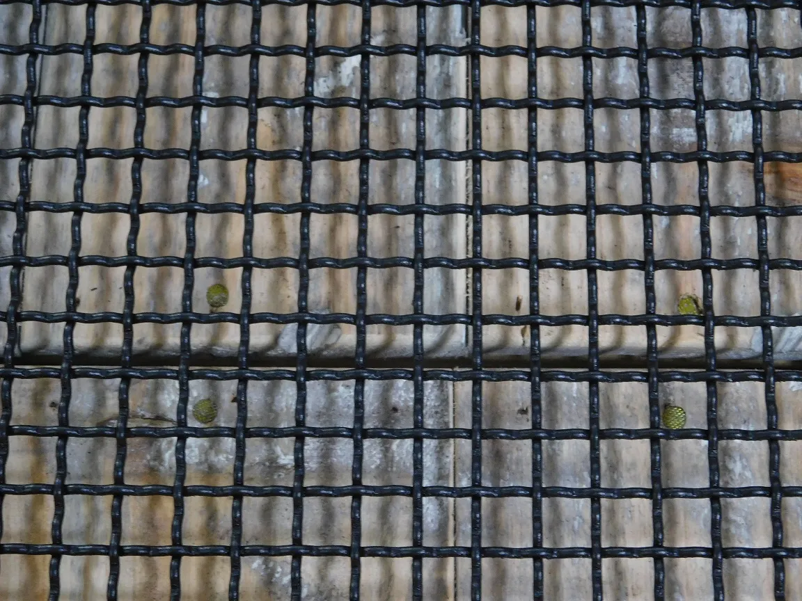 Groot vierkant ventilatierooster met massief (grof) gaas, mat zwart ...