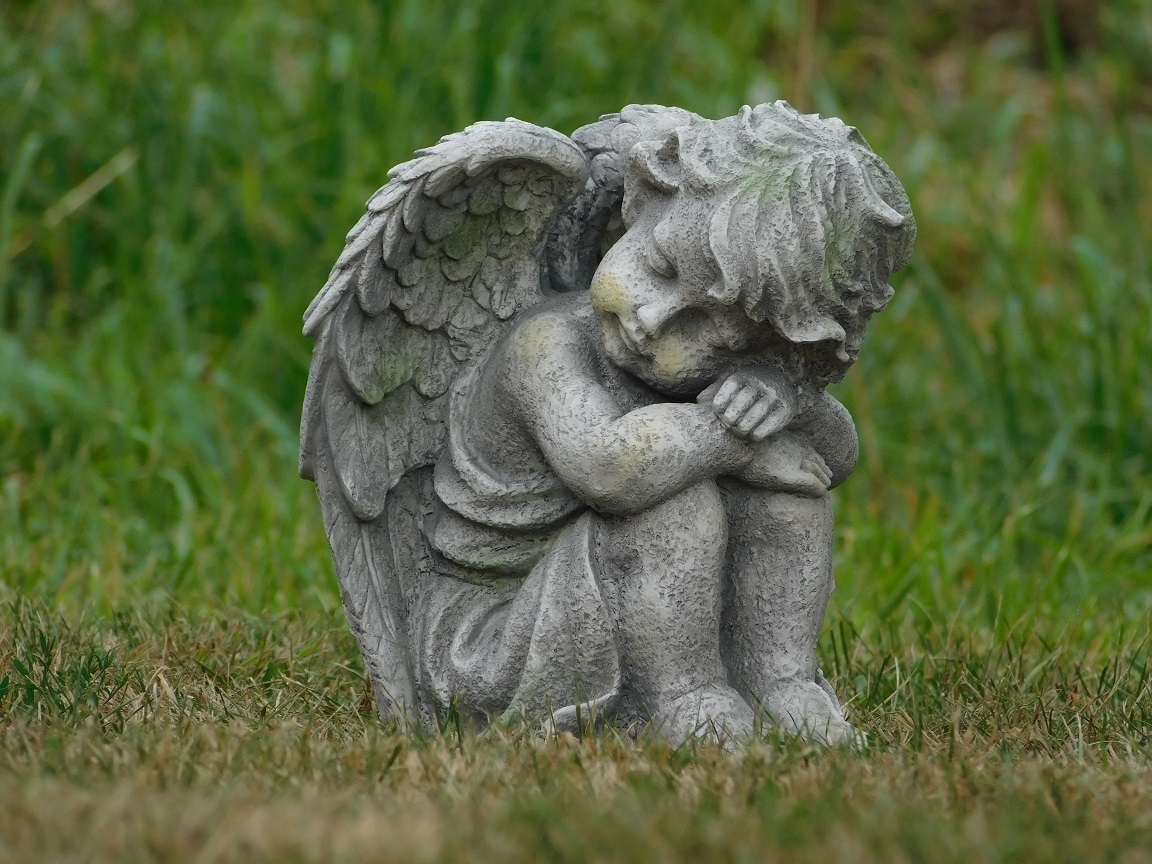 Statue sitzender Engel, Polystone, detaillierte Gartenstatue