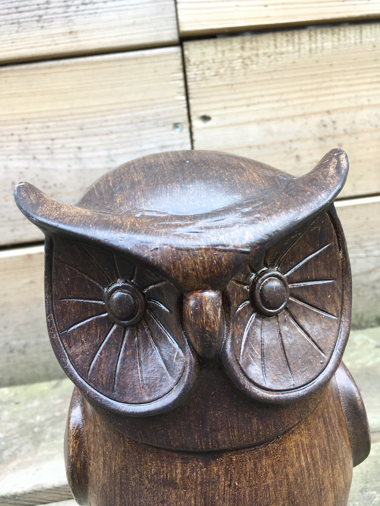Een kleine uil gemaakt van hars, hout uiterlijk, leuk beeldje ...