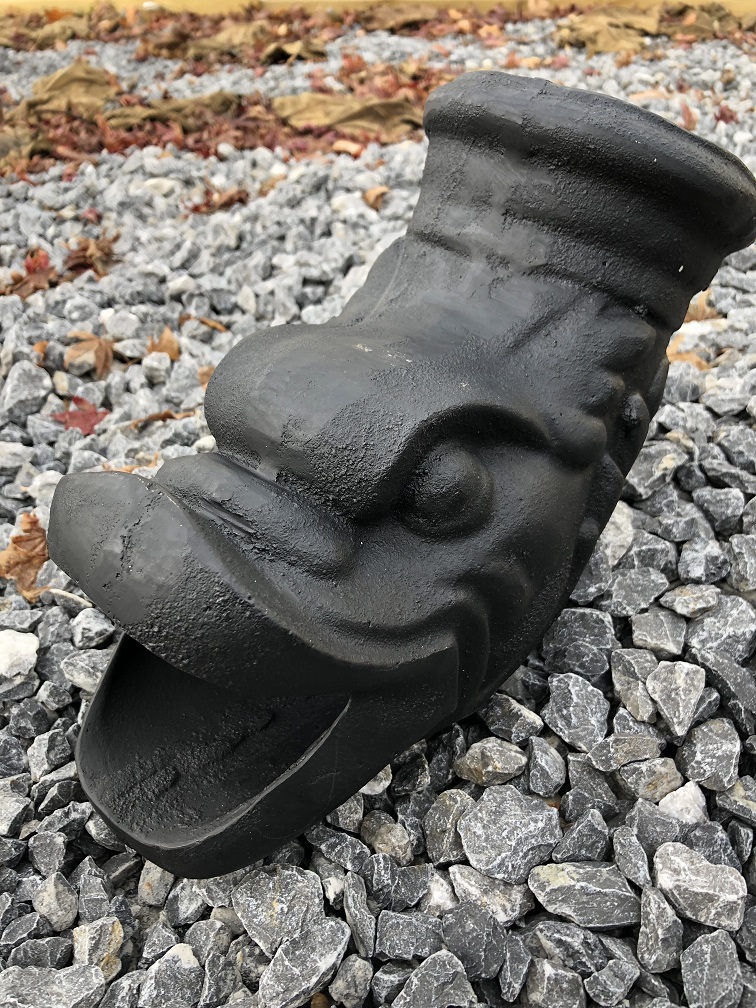 Gootuitloop, antieke goot tuin, uitlaat van gietijzer, zwart