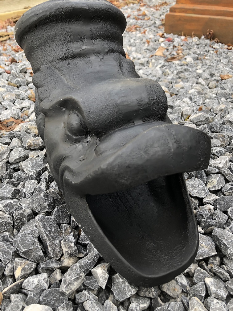 Gootuitloop, antieke goot tuin, uitlaat van gietijzer, zwart