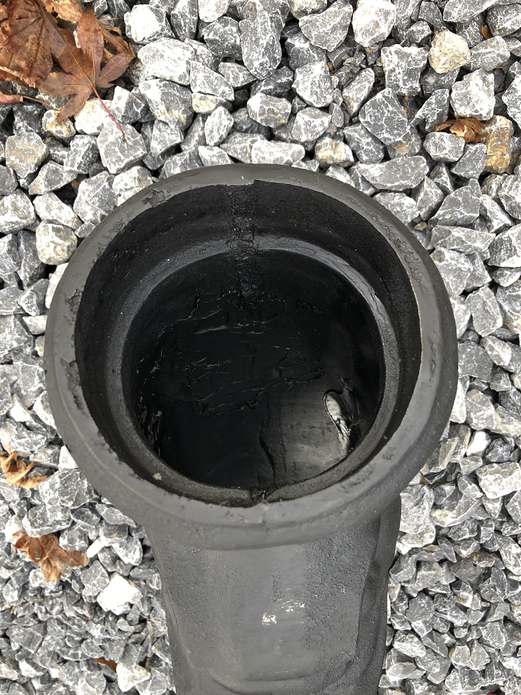 Gootuitloop, antieke goot tuin, uitlaat van gietijzer, zwart