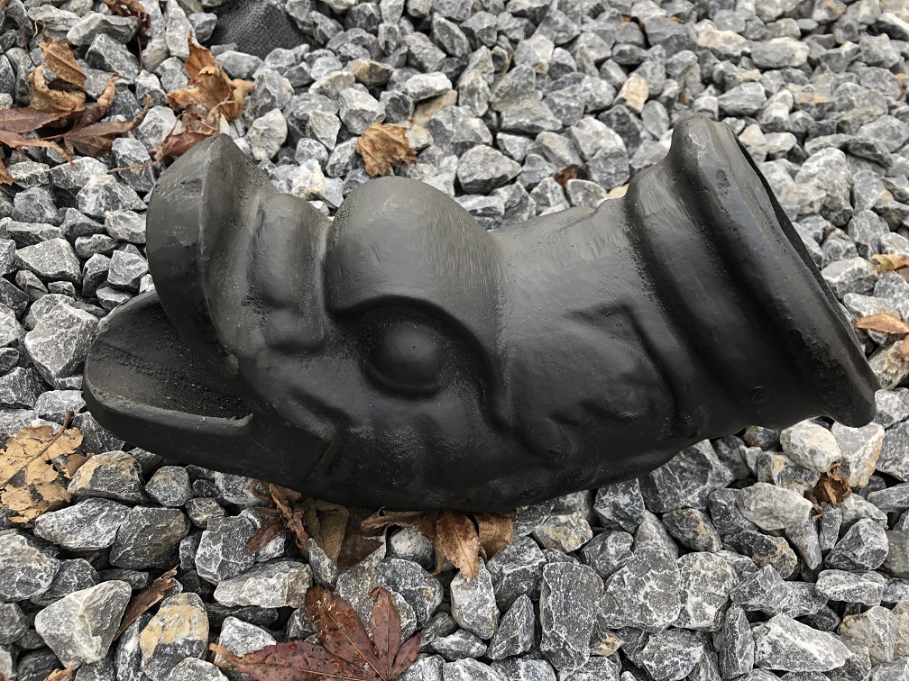 Gootuitloop, antieke goot tuin, uitlaat van gietijzer, zwart