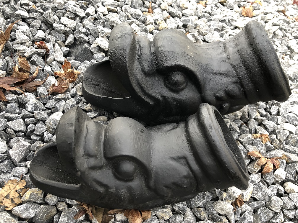 Gootuitloop, antieke goot tuin, uitlaat van gietijzer, zwart