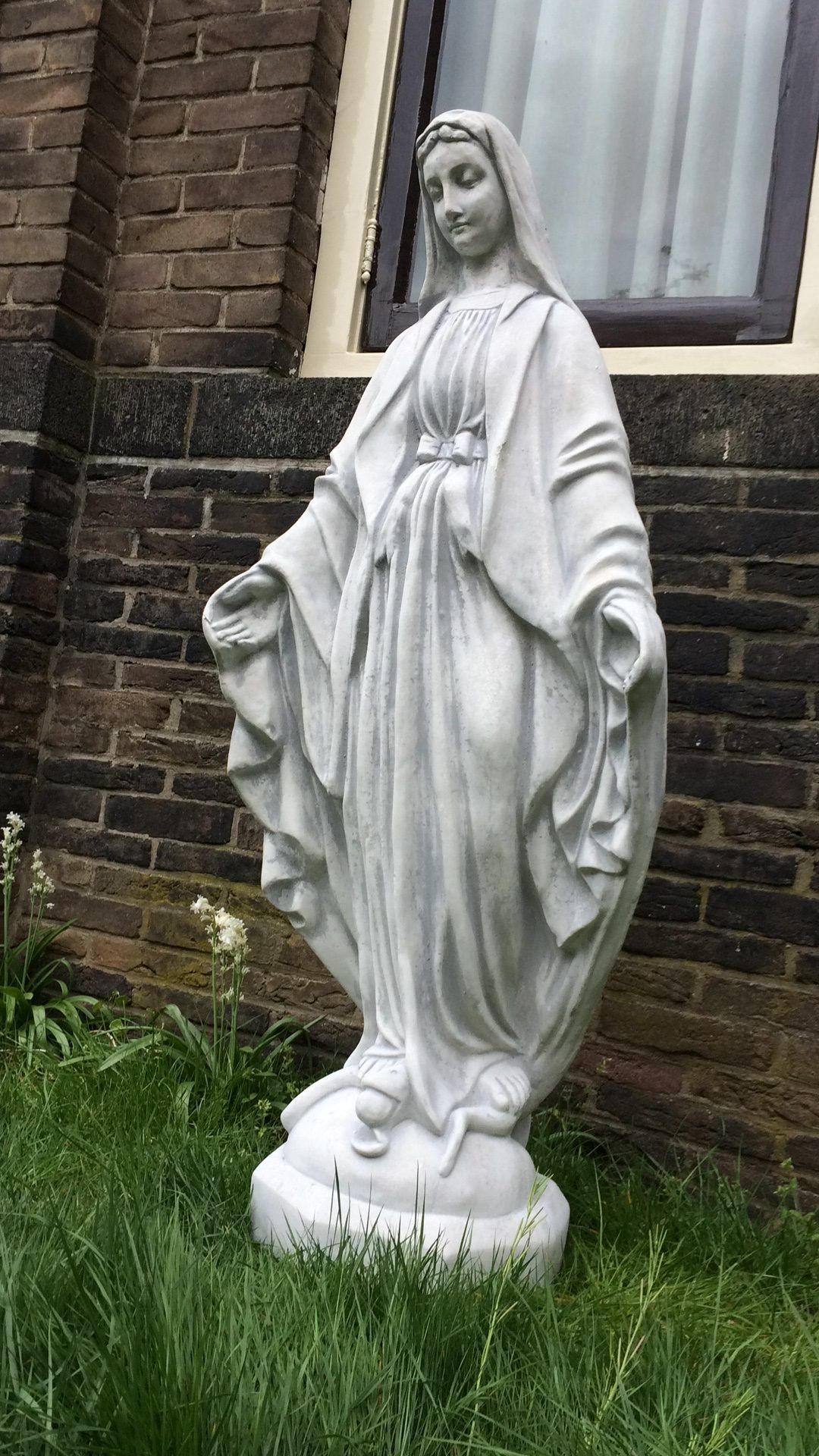 Groot Maria tuinbeeld, massief gegoten steen - Houseandgarden.shop - dé ...