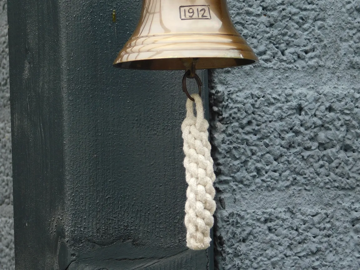 Bel 'Titanic 1912' met touw, gepatineerd messing, huisdecoratie ...