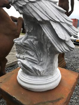 Detaillierte Skulptur eines Adlers auf einem Felsen sitzend, aus Stein ...