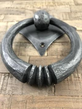 Zugring - Türklopfer aus Schmiedeeisen für rustikale Holztüren ...